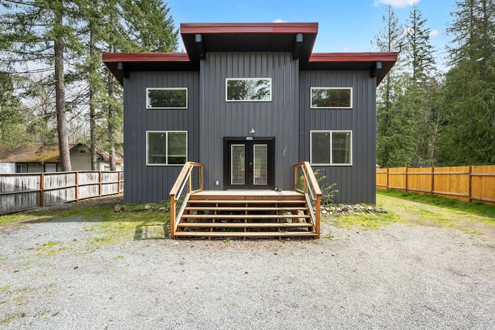 Rainier View -Fully Fenced, Hot Tub - Ashford, WA