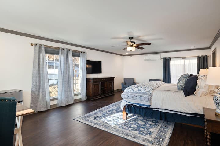 Park House On Main #5-king Penthouse - Parkville, MO