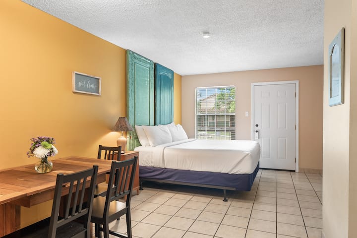 King Suite With Kitchenette - New Braunfels, TX
