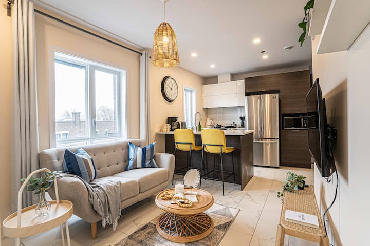 Modern Black King Suite W/gym,parking,dt&airport - Montreal