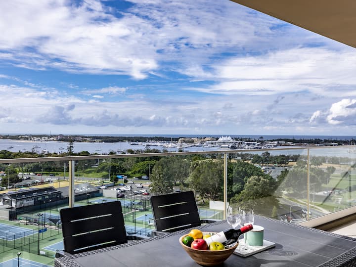 Sweeping Ocean View! 2bd Apt Capark & Rooftop Pool - Gold Coast