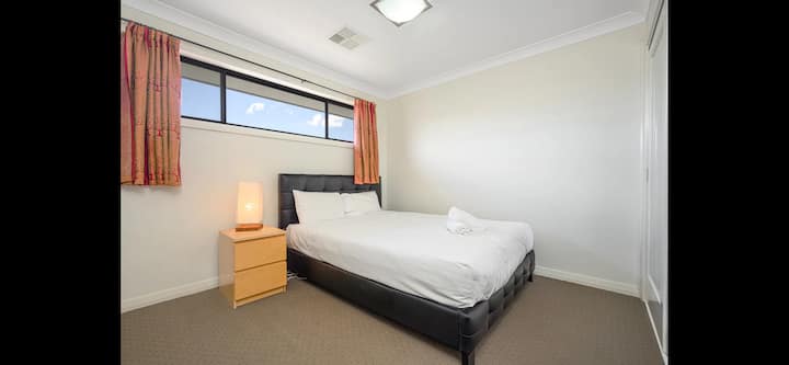Room With Queen Bed In Centre Of Jordan Springs - Penrith