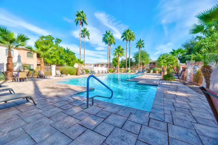 No Airbnb Fees! 2 Bdrm + Pool + Gym + Desk - Avondale, AZ