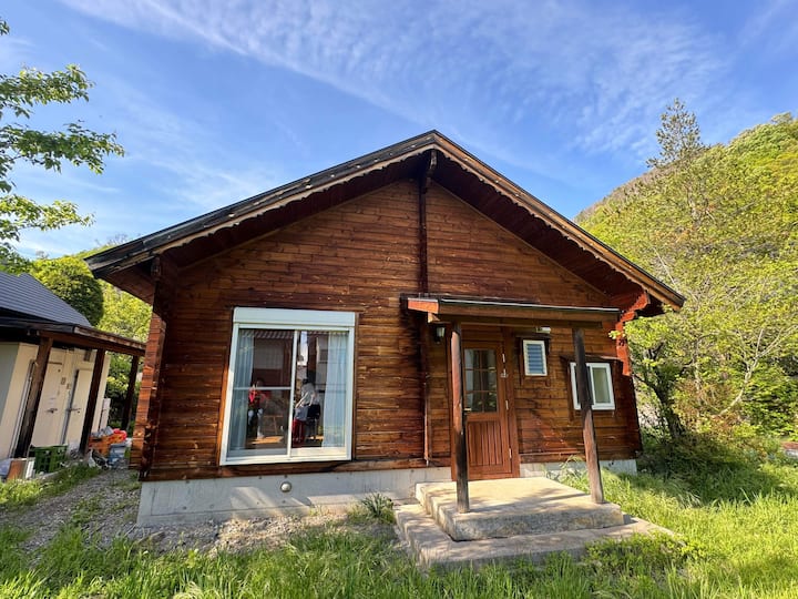 温泉付き｜暖かい広々ログハウス｜フルキッチン｜静かな庭｜最大８名｜無料駐車場｜車で長野県の自然満喫 - Matsumoto