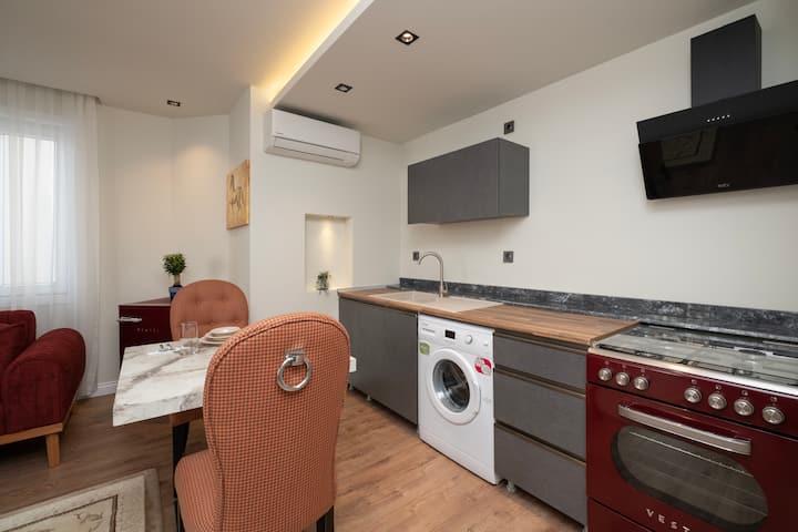 Pool View Apartment - Lara Beach