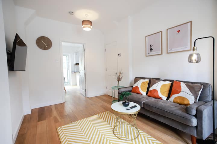 2 Bedroom House With Free Parking In Bristol - Bristol