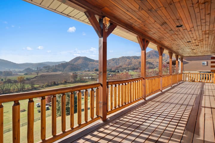 Stunning Hillside Log Cabin - Maggie Valley
