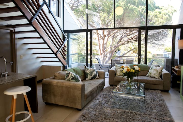 Family Penthouse Gem: Iconic Views, Beach & Pool - Cape Town