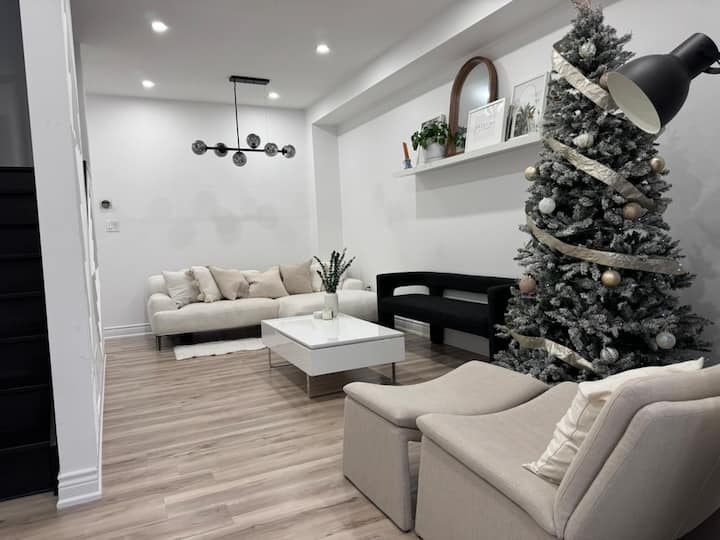 Modern Family Home Near Toronto Pan Am Centre - Pickering