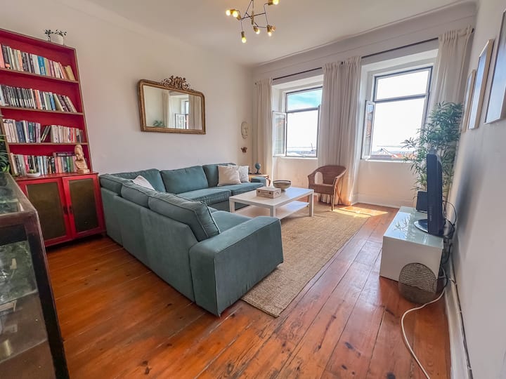 Charming 6 Bedroom Apartment W/ River View - Montijo