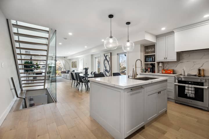 Stunning Modern Family Home - Mississauga