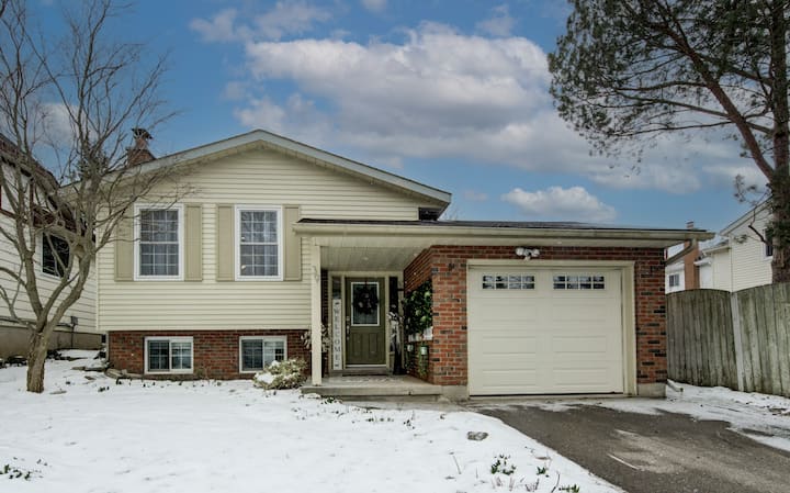 Detached Front-split Bungalow - Waterloo, Canadá