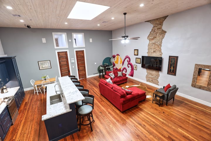Octopus Lounge On The Historic Strand 2 Bed 2 Bath - Texas City, TX