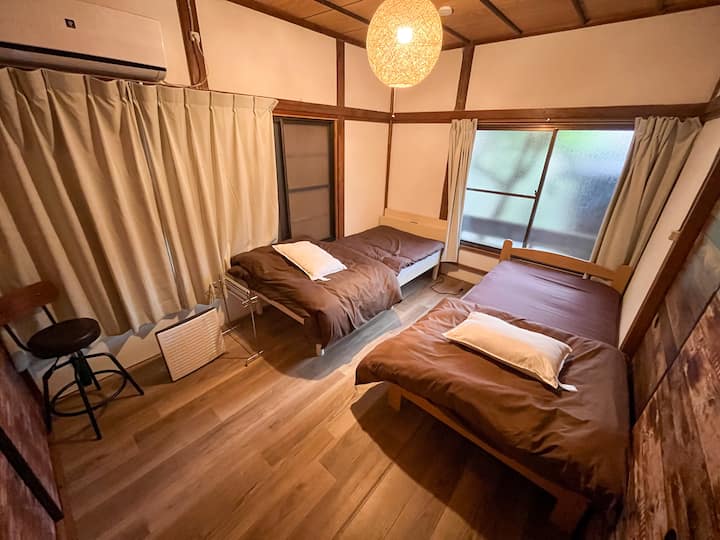 【個室102】温泉街の入り口にあるゲストハウス。デスクチェア付き（9.72m2／最大2名） - Atami