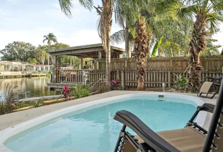 Lake Front Getaway - Sleeps 13 - Holiday, FL