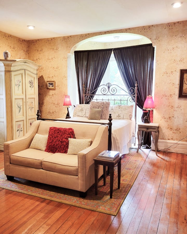 Elegant, In-town Suite W/ Veranda; Beside The Inn! - Sperryville, VA