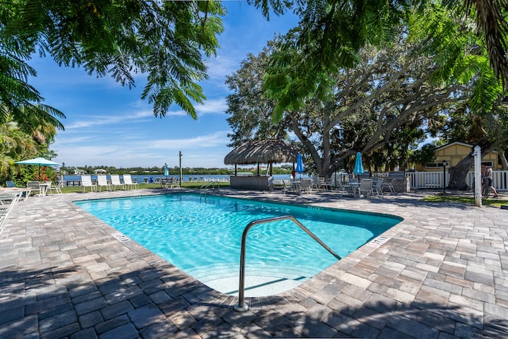 Bayside Condo, Deeded Beach Access, Heated Pool - Siesta Key, FL