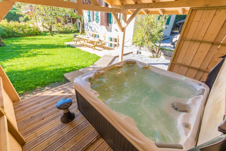 Chalet Chamoissiere, Central Location With Hot Tub - Samoëns
