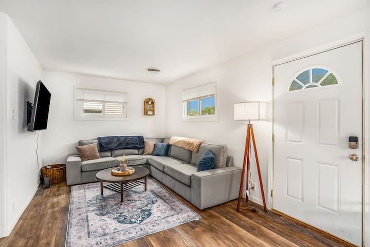 Sleeps 6 | Cozy Home | Fire Pit & Free Parking - New Haven, IN