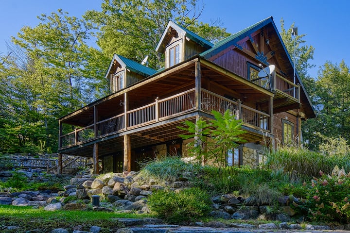 Grenville Gem: Luxury Chalet,pool & Jacuzzi Oasis - Hawkesbury