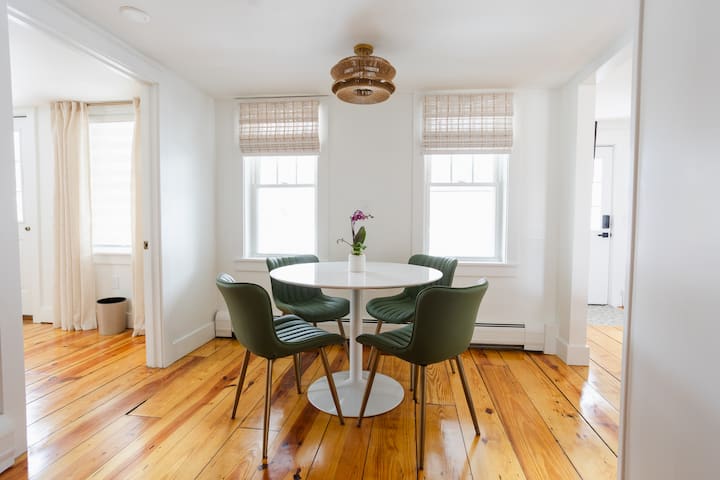 Downtown Jewel | Stylish | Fully Stocked | Firepit - The Berkshires, MA