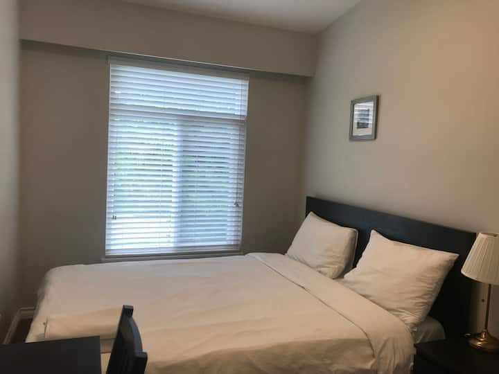 Private Room Near Sky Train - Burnaby