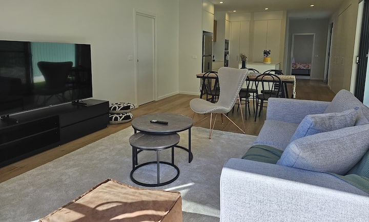Stylish New 3bedrm/2 Bath Townhouse +Wifi+garage - Canberra