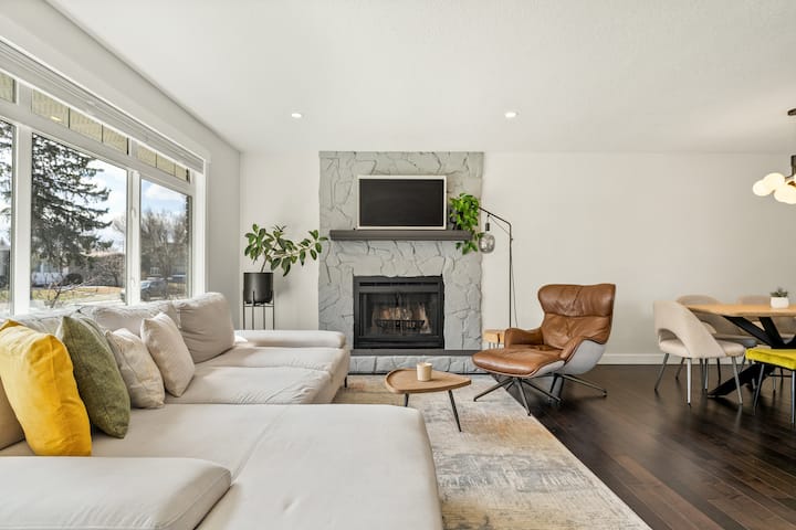 Willow Dreams: Elegant 3-bedroom Home Near Shops - Calgary