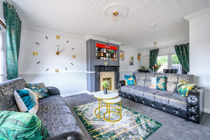 Stylish Family Home With Hot Tub - Leeds