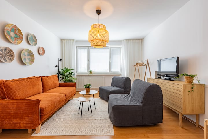 Spacious 2br Apartment Near Park W/ Balcony - Bratysława