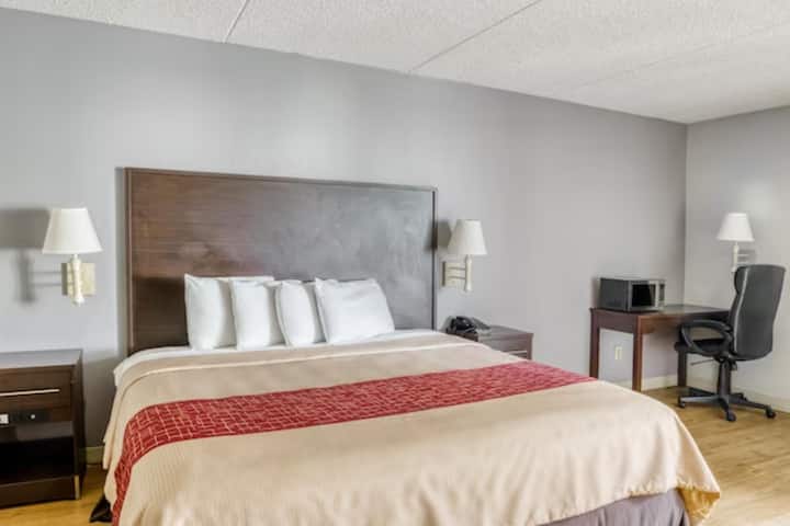 Hotel Burlington South King Bed - Burlington, NC