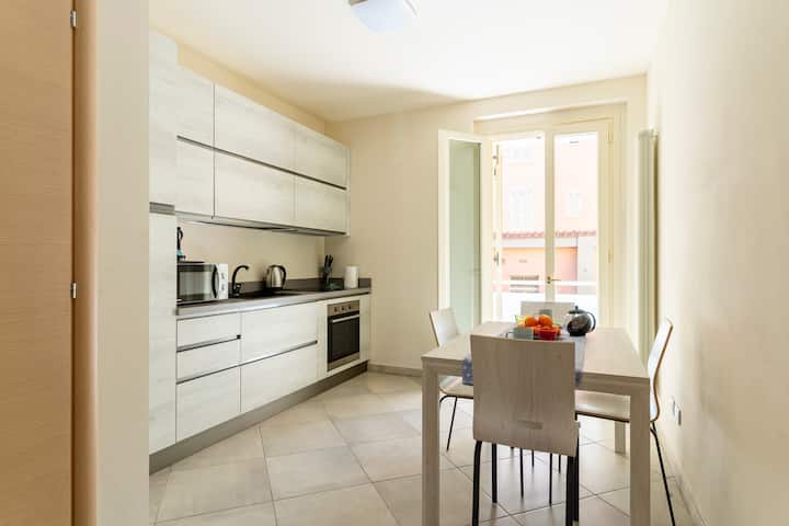 Guesthost - Piccola Venezia Bright Apt W/ Balcony - Livorno