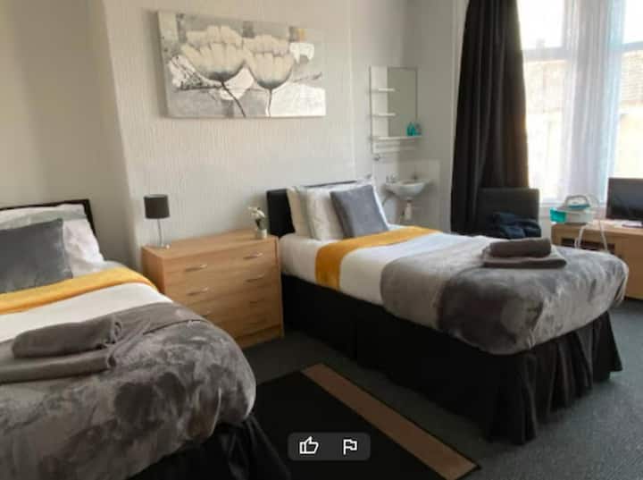 Standard Twin Room - Shared - Saltburn-by-the-Sea