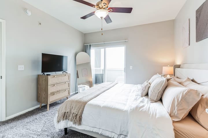Luxury Apt, Gym, Pool, Attached Garage, Spacious - Colorado Springs