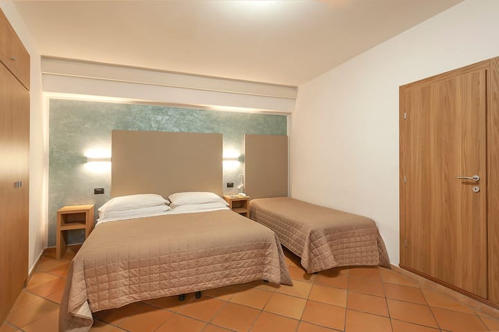 Camera Per 3 Con Balcone, Hotel Nel Centro Storico - Assisi