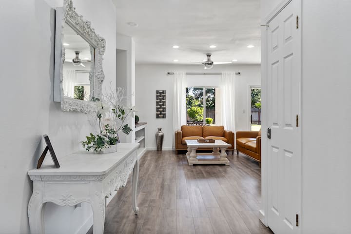 Bright And Spacious Home In Prime Location! - Bakersfield, CA