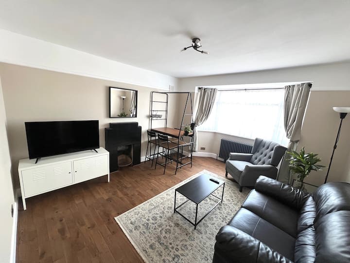 Spacious 3 Bed Apt Sleeps 5 Near Bournemouth Beach - ボーンマス