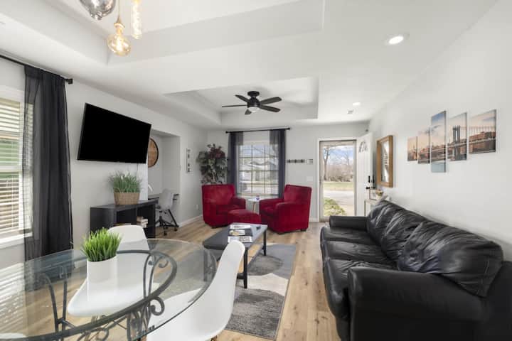 Sleek & Stylish Retreat | Bass Pro, Msu, Downtown - Springfield, MO