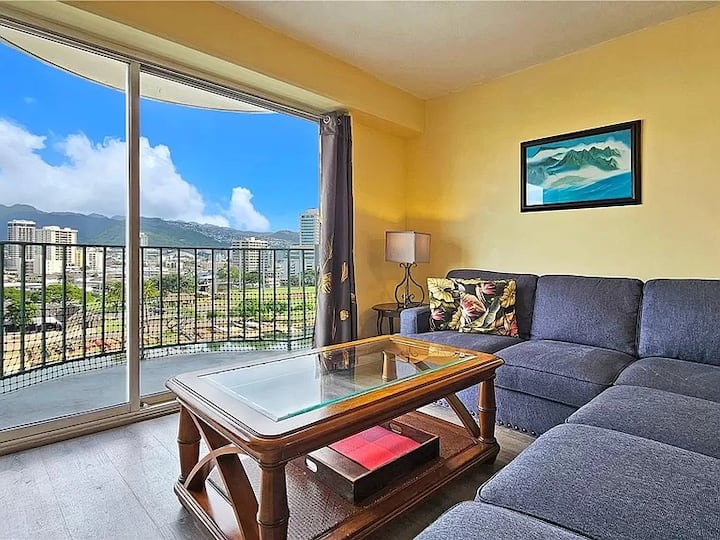 Vibrant Central 2 Bedroom Waikiki Suite W/ Parking - Honolulu