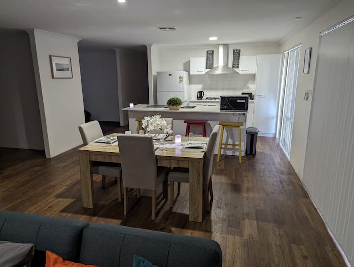 4 Bdr Wandina Home Close To Shopping Centre 5 Tvs - Geraldton