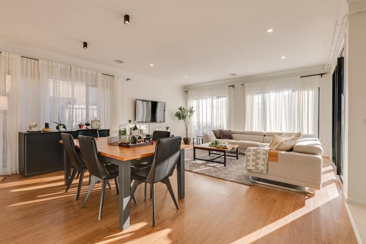 Newly Cozy Holiday House 4brm Big Group Tarneit - 雲登市