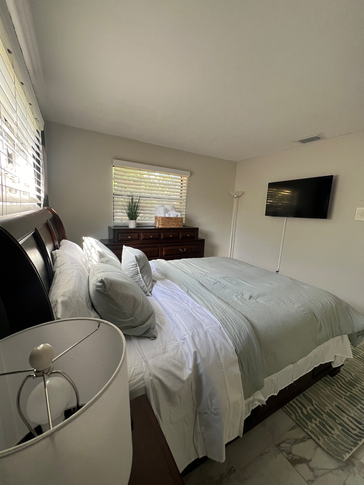 Two Cozy Rooms Outlets+Downtown+Shared Space - Houses for Rent in West ...