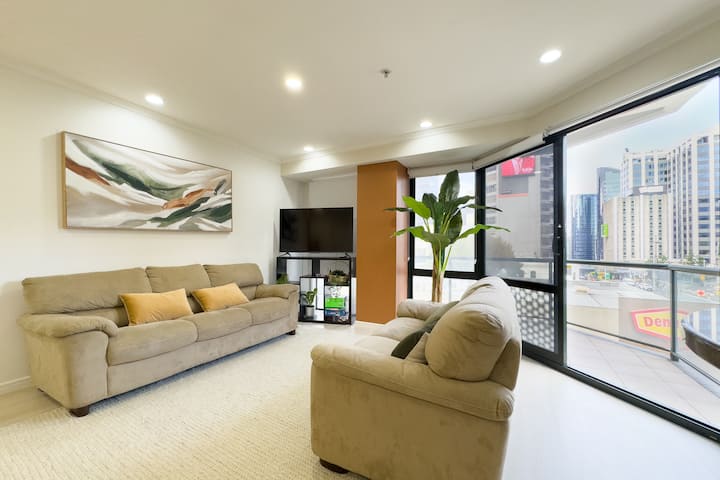 Two Bedrooms Condo With Skytower View - Auckland