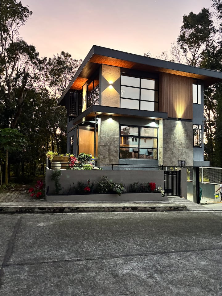 Royale Estate Subdivision Home In Tagaytay - Alfonso