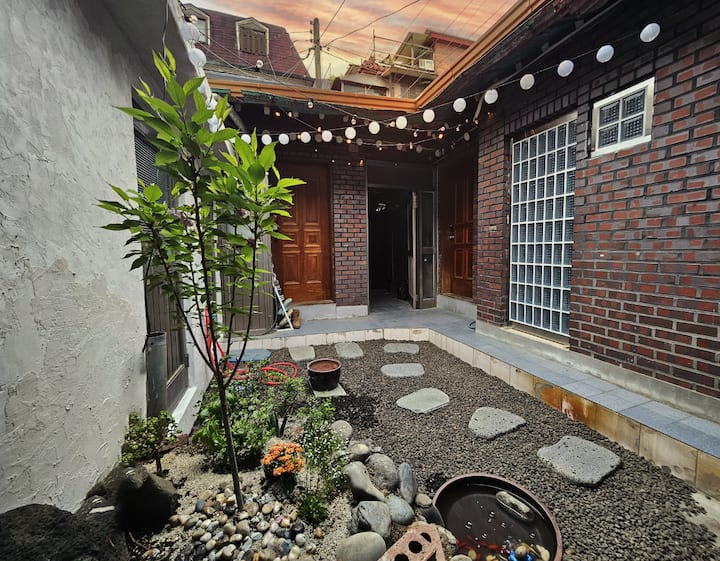 Dotplaneline House(아현역, 명동/서울역-이대/신촌/홍대) - Seoul