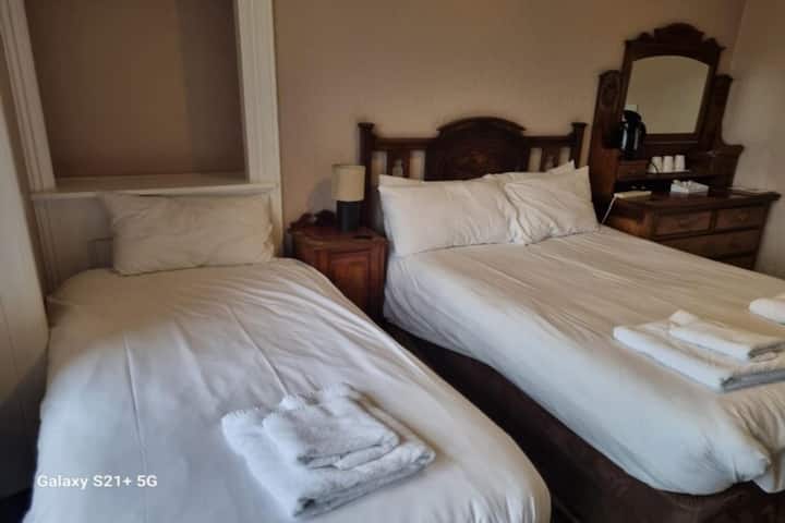 Standard Family For 3 | Oyo The Station Hotel - Penrith