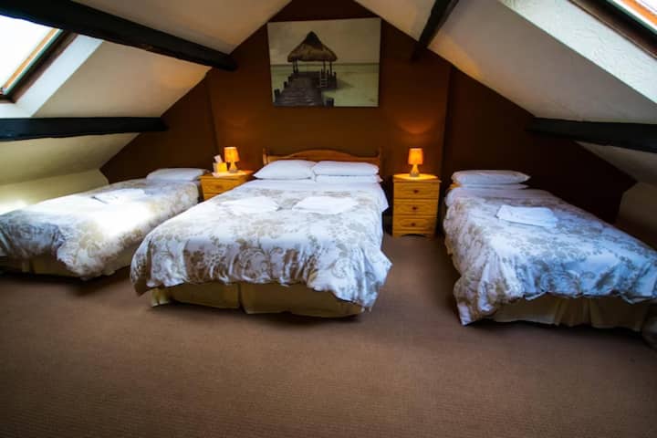 Standard Quad Room | Oyo The Station Hotel Penrith - Penrith