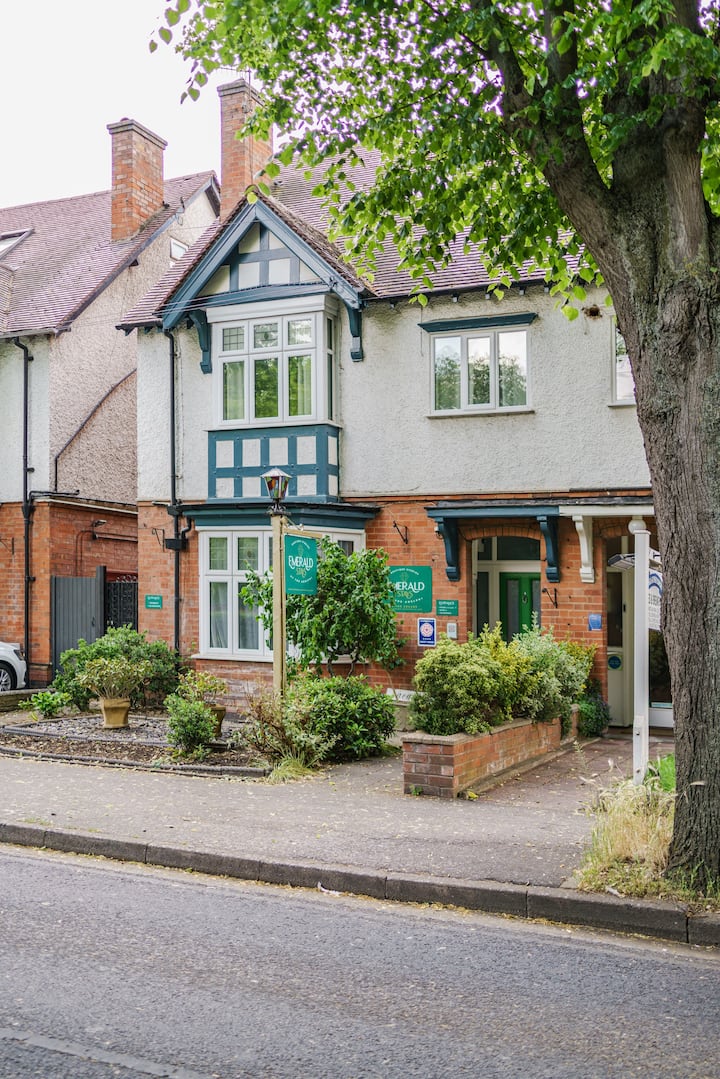 Beautiful House With Six Ensuite Deluxe Suites - Warwick