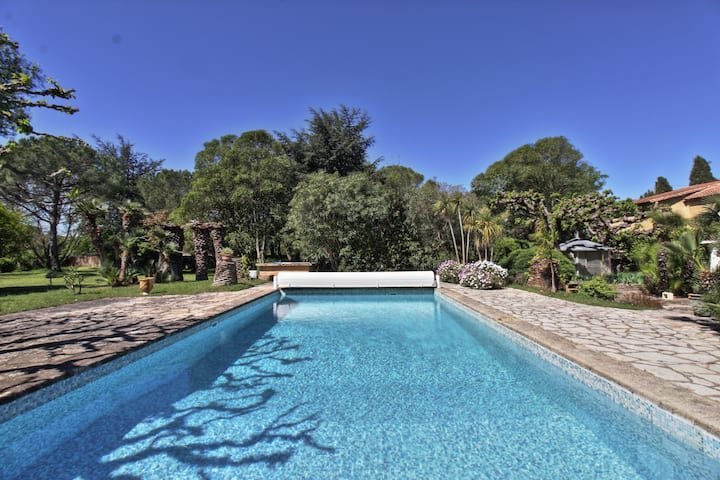 L'extraordinaire - Piscine Tennis Et Billard - Bellegarde