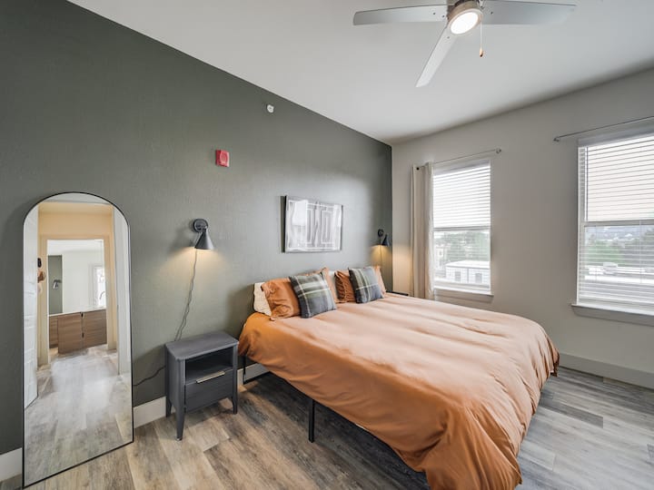 King Bed, Corp Stays, West 7th Cowboy's Retreat - Fort Worth, TX